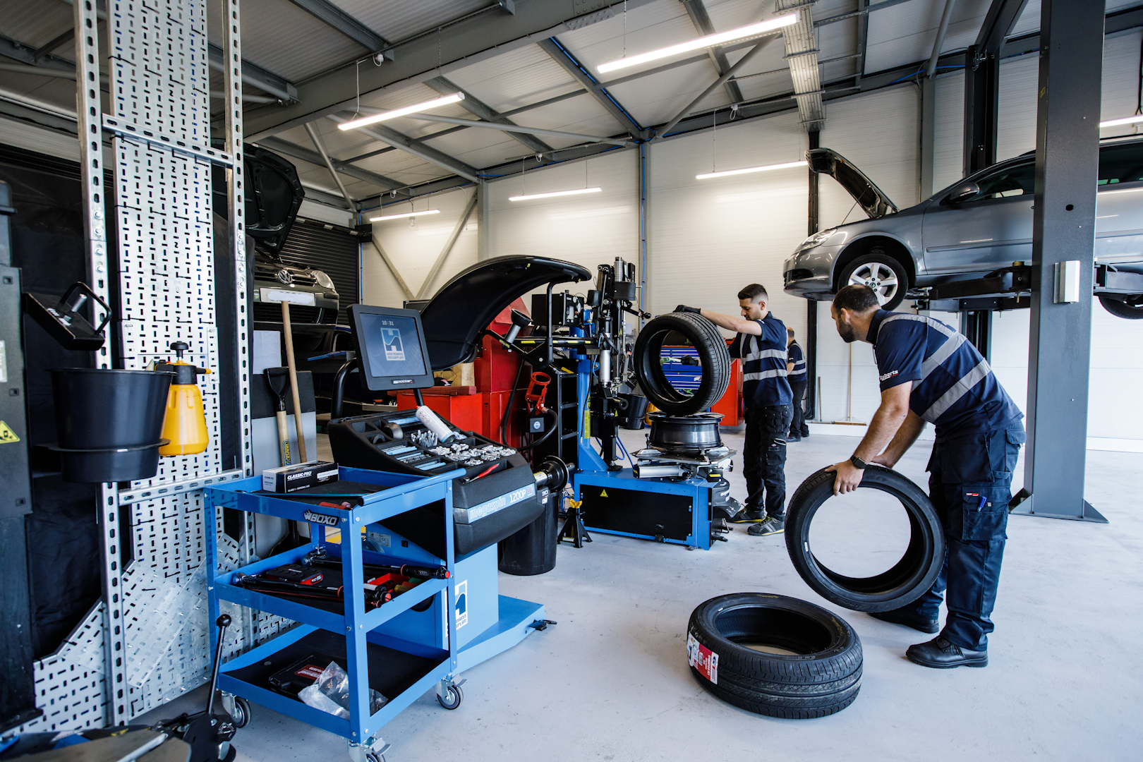 Auto Centres - Roberts Garages